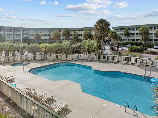 Oceanfront 2nd Floor Condo!! Community Pool & Fishing Pier! In The Heart Of Iop! - アイル・オブ・パームズ, SC