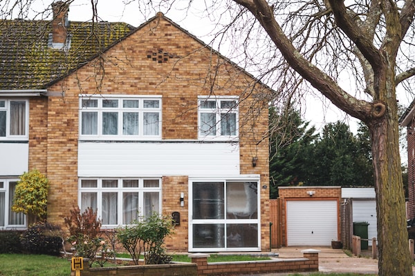 The Light & Luxe Haven - Twickenham
