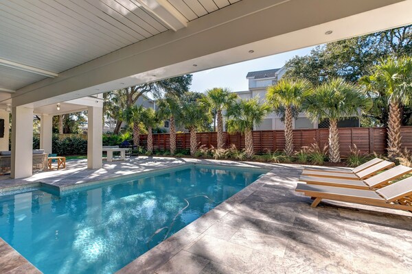 7 On 46th Ave~ New 5 Bedrooms, Luxury, Pool, Elevator - Mount Pleasant
