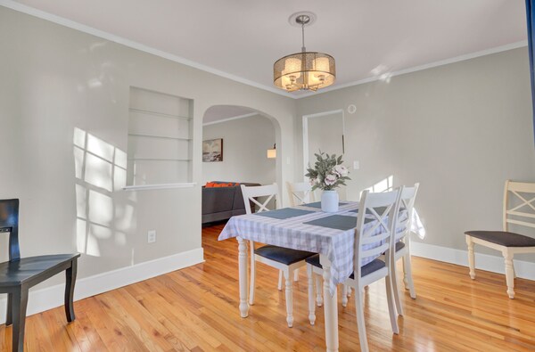 Spacious Home ~ Master Suite & Private Backyard Near Downtown, Coliseum & More! - North Charleston, SC