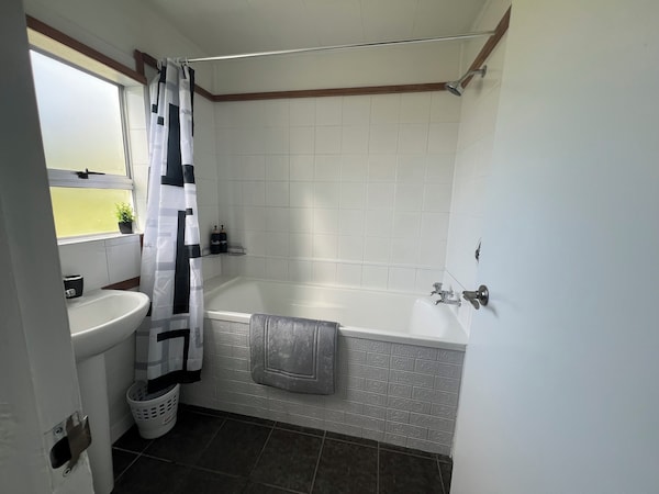 Taupo Handy Location To Hotspots Like Huka Falls, International Golf And More - New Zealand
