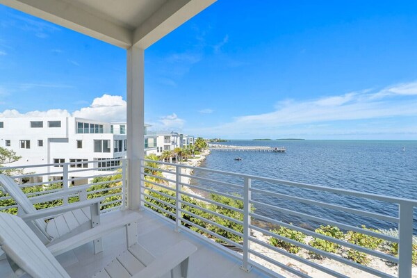 Key Largo Oasis Oceanfront With Pool & Hot Tub - Key Largo, FL