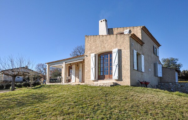 Gorgeous Home In Saint-laurent-du-verdo - Lac d'Esparron
