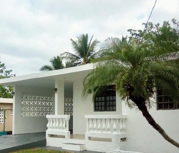 3-bedroom House In Dorado Neighborhood With Wifi, Ac - Dorado
