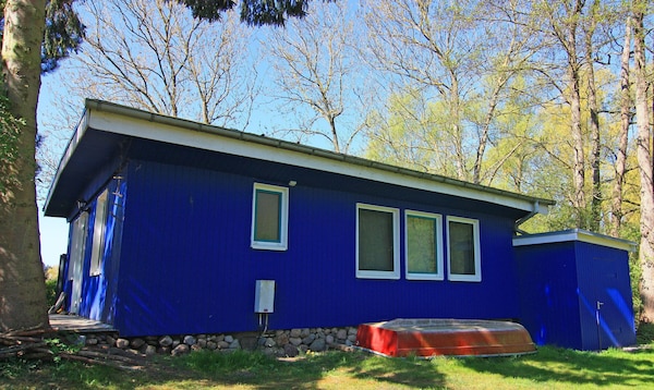 Ferienhaus 'Blauer Bungalow Am See' Mit Seeblick, Privater Terrasse Und Wi-fi - Sternberg