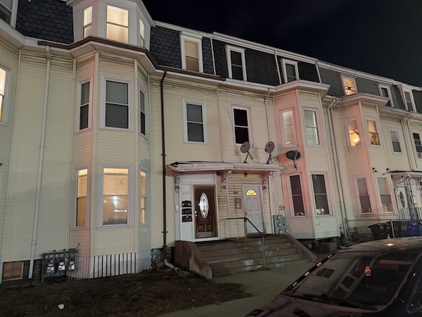 Cozy 2-bedroom Condo With Ac, Wifi In Brilliant Boston/allston & Private Parking - Boston, MA