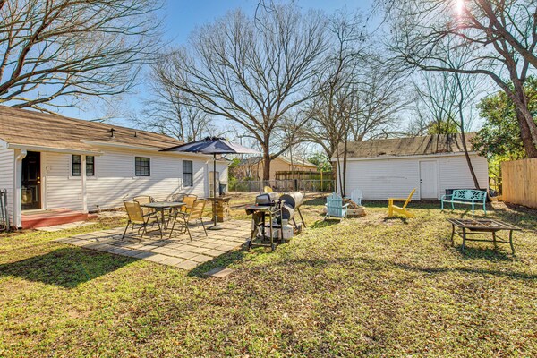 Grills, Fire Pit & Yard: Central Granbury Home! - Granbury, TX