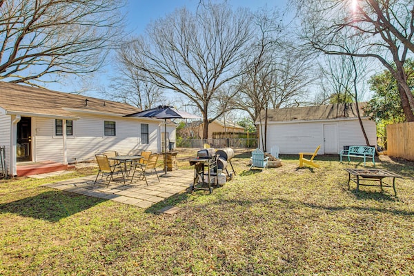 Grills, Fire Pit & Yard: Central Granbury Home! - Granbury, TX