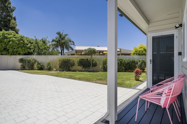 Bright And Spacious 2-bed Thornlie Family Home - Gosnells