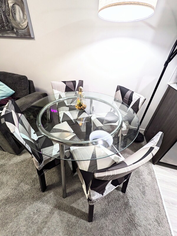 Cozy 1 Bedroom Haven In Nw Calgary - Calgary