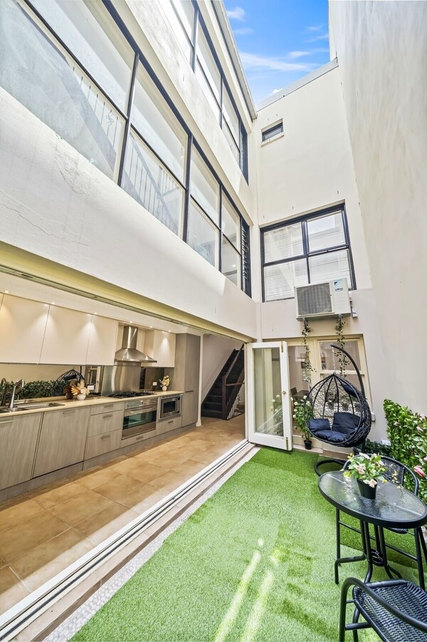 Luxe Living Terrace By The Star: 3-level Luxury In Sydney's Vibrant Heart - Surry Hills