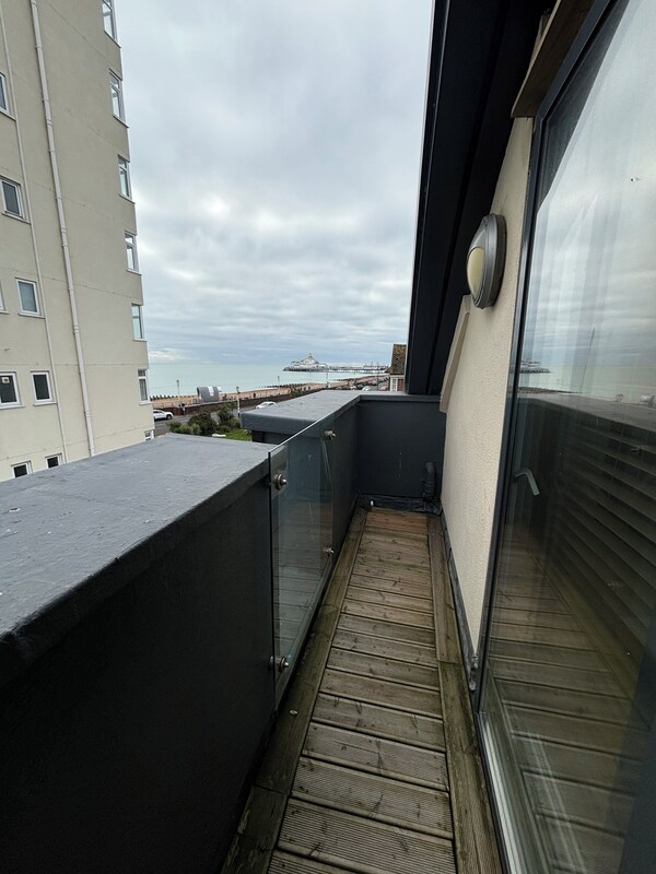 Millgrove House Apartment No 9 With Balcony & Sea View Sleeps 6 - イーストボーン