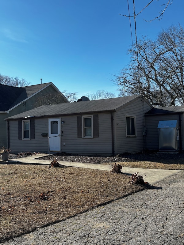 Charming 2-bedroom House In South Kingstown - South Kingstown, RI
