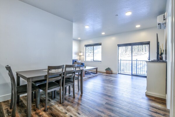 Cozy, Spacious Retreat With Fireplace 205 - Juneau, AK