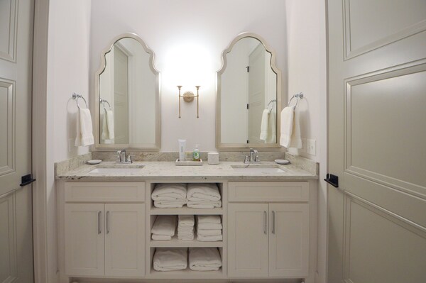 Luxury 2br/2ba Condo Close To Campus - Starkville, MS