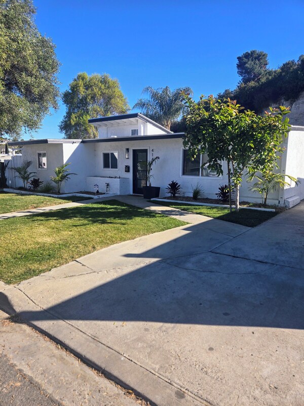 Bedroom With Private Bathroom And Queen Size Bed. - Paradise Hills - San Diego
