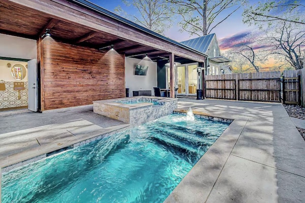 The Guest House On Elm, 2-bedroom House In Fredericksburg, Tx With Pool/hot Tub - Texas