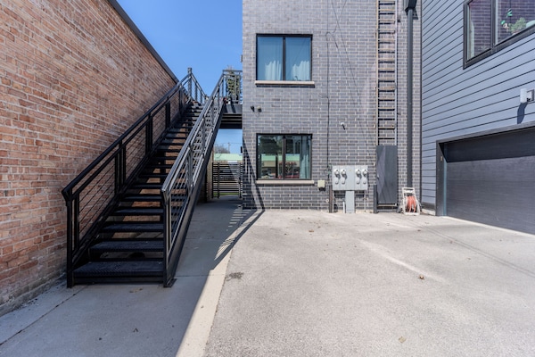 Modern Deluxe Studio Suite In Lovely Oak Park! - Oak Park, IL