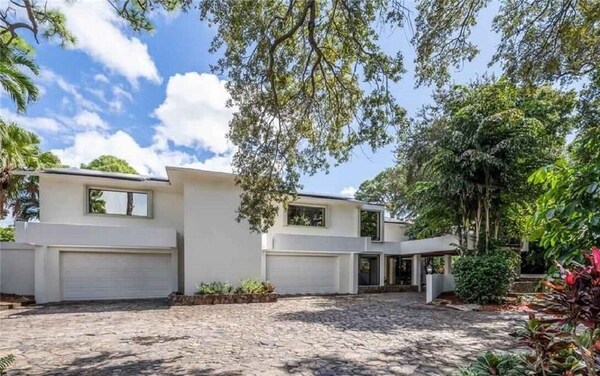 Waterfront Estate With 7 Bedrooms And Wifi, Pool On New River In Fort Lauderdale - Sunrise, FL