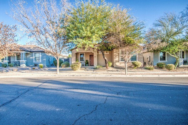 Adorable Gilbert 3 Bedroom Hide Away With Office & Wifi! - Gilbert, AZ
