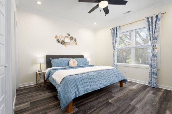 Serenity In Blue-fire Pit + King Bed + Coffee Bar - Wilmington, NC