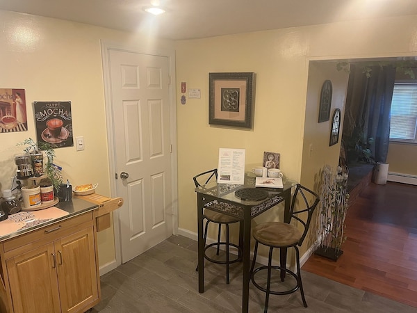Private 1-bedroom Apartment In Beautiful Town Of Centerport. Great Amenities! - Huntington, NY