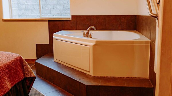 Northwoods Family Retreat - Steps To Resort Pool & Activities - Bemidji, MN