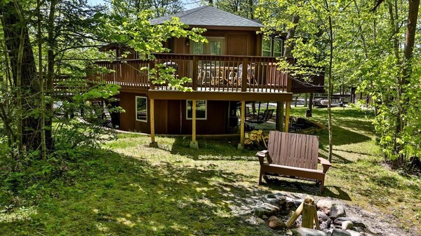 Minnesota Octagon Treehouse - Private Jacuzzi & Forest Views - Bemidji, MN