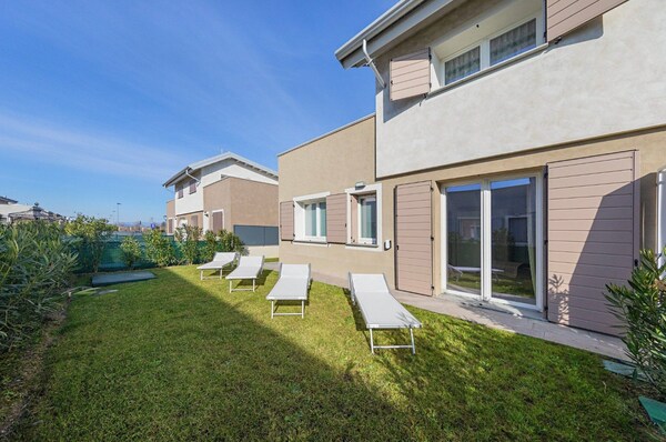 Villa Botego 15 | 3 Bedrooms | Private Infinity Pool, Sauna & Terrace With Garden | Quiet Location. - Sirmione