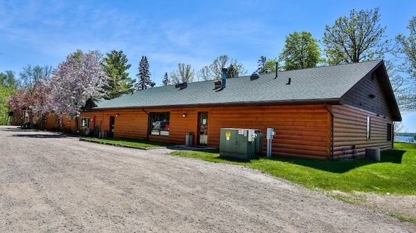 Double Poolside Studio Suites - Steps From Resort Amenities - Bemidji, MN