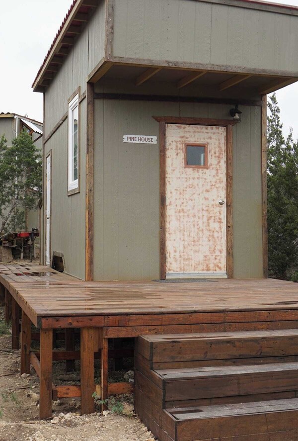 Pine Tiny House Rental - Bandera, TX