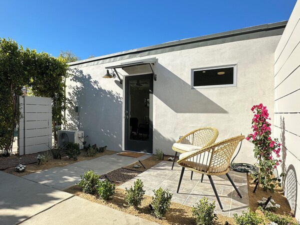 Stylish 1-bedroom Guesthouse With Pool, Close To Town - Palm Springs, CA