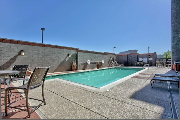 Standard 2 Queens, Hampton Inn & Suites, Near Topgolf - Fountain Hills, AZ
