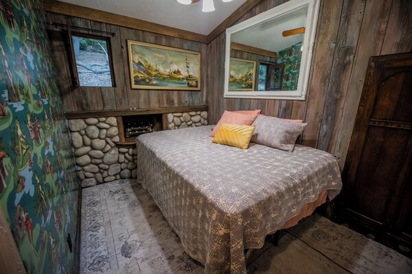 Rustic Farmhouse - Gallery Room - Peaceful Property In The Hills Above Temecula - Murrieta, CA