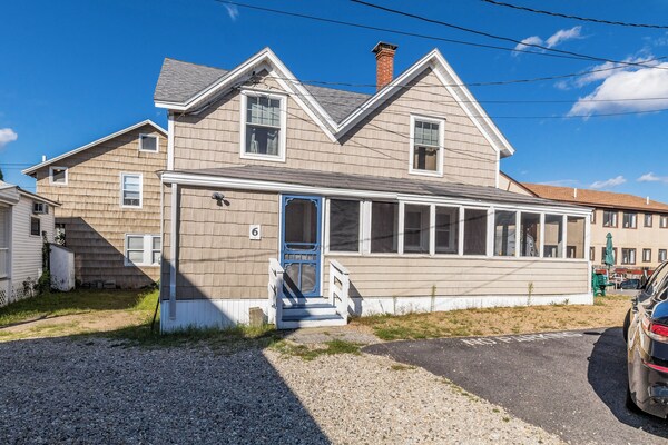 Experience The Charm Of Coastal Living  A Rustic Beachside Retreat Steps From The Ocean. - Old Orchard Beach, ME