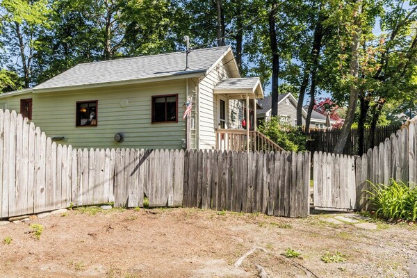 An Artists Camp With A Large Tranquil Atmosphere, Located On A Dead End Street - Surfside Beach, ME