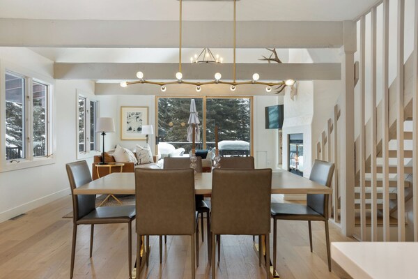 Nouvelle Chalet - Renovated Contemporary Home On Gore Creek With Hot Tub - Vail, CO