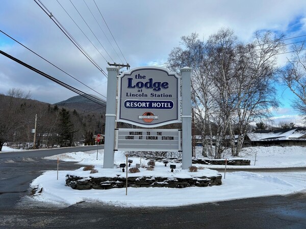 Loon's Edge Retreat -Recently Renovated, Ski, Hike, Mountain Views, Pool/hot Tub - Franconia, NH