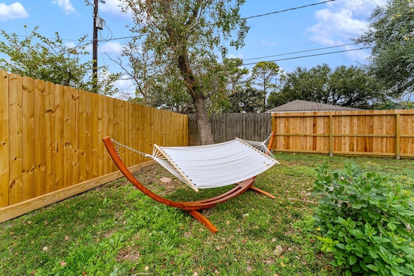 Friends-themed 4bd + Pingpong & Outdoor Theater - Missouri City, TX