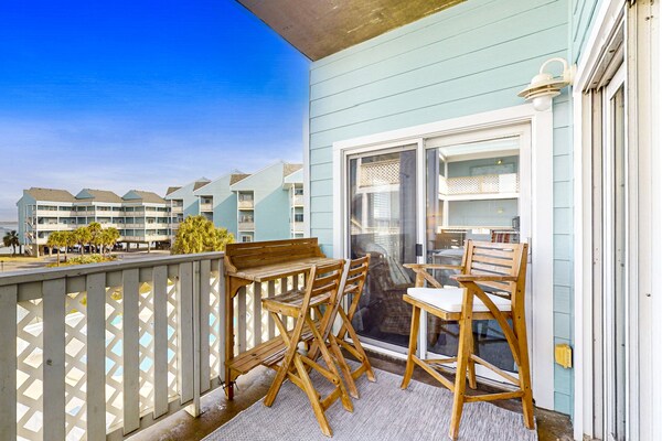 Gorgeous Coastal Home With Plenty Of Space And Easy Beach Access - Gulf Breeze, FL