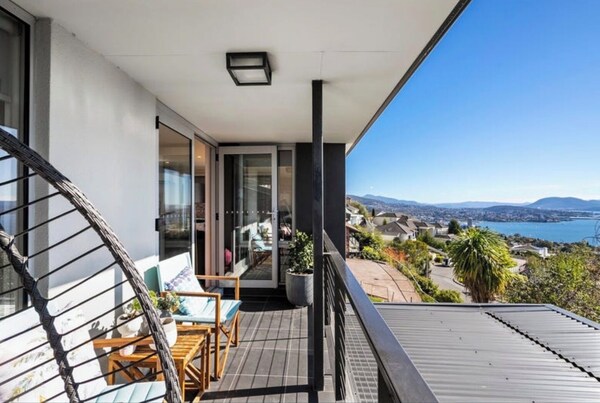 Nicolas Escape Panoramic Views Luxury And Space - Hobart