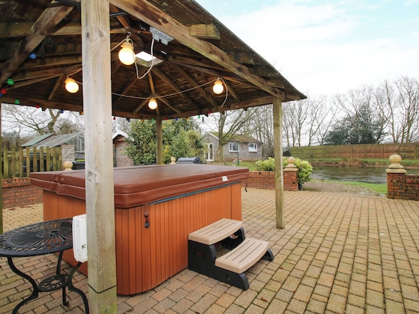 Spitfire Lodge, Pet Friendly In Loggerheads, Staffordshire - Staffordshire