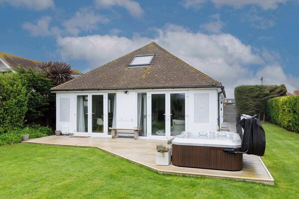 Beach House For 8 With Hot Tub & Garden - Bracklesham Bay