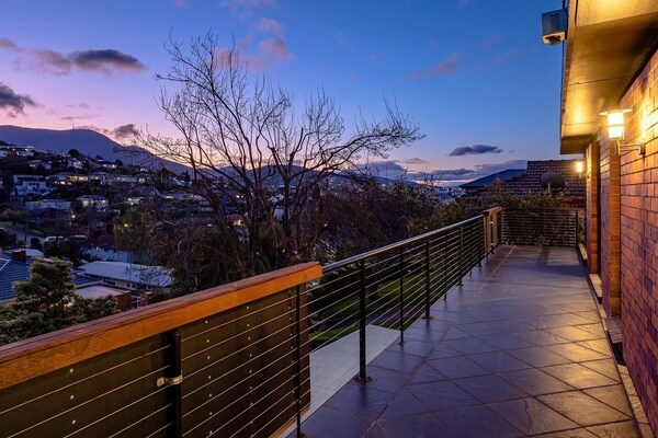 Lipscombe Mt Wellington View Luxury House - Hobart