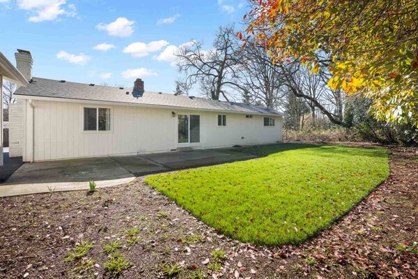 Exquisite Single Level Retreat On Half-acre, All New Decor And Furnishing, Pet Friendly, Open Layout - Wilsonville, OR
