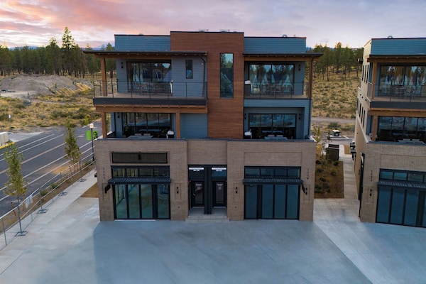 1216 Aerie #200 | Downtown Location + Private Hot Tub | Mins To Old Bend - Bend, OR