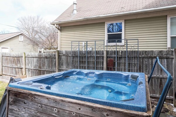 Cozy Downtown Escape! Hot Tub And Modern Touches - Indianapolis, IN