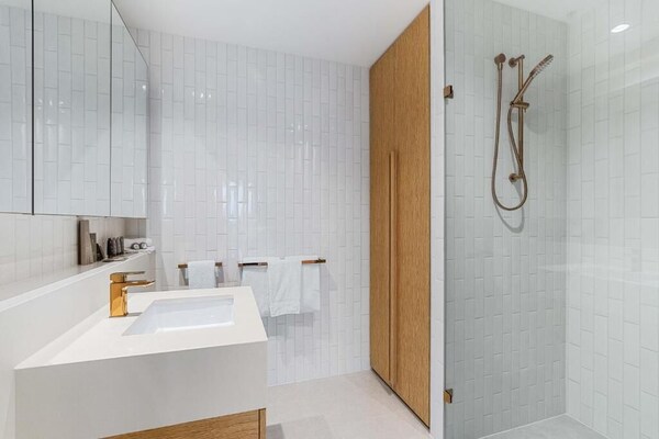 Spacious 3 Bedroom || City View || 119 Sqm || Collins Street Melbourne Cbd - Kensington