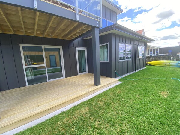Ocean Bliss Retreat: Modern 4-bedroom Home Steps From Beach And Shops - Whangamatā