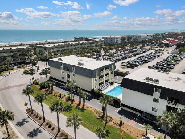 Charming Coastal Condo With Covered Balcony  Steps From The Beach! - Mount Pleasant, SC